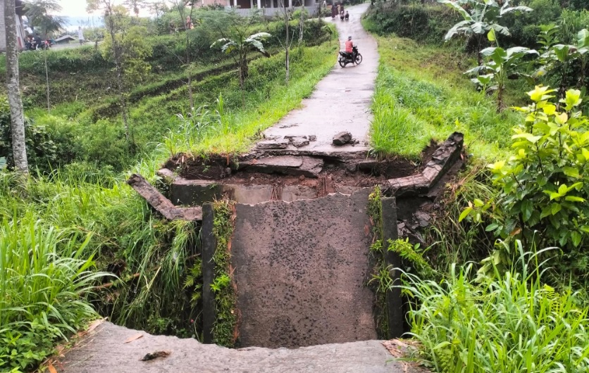 Jembatan Penghubung Antar Desa di Kabawetan Tak Kunjung Diperbaiki, Warga dan Pelajar Terdampak ...